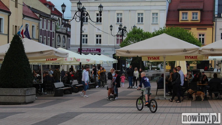 Ruszyły ogródki piwne w Rybniku. Rynek zapełnił się ludźmi [ZDJĘCIA ...