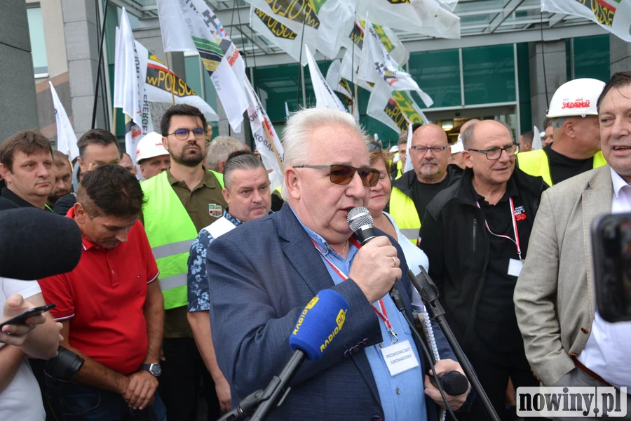Manifestacja przed JSW. Prezes Barbara Piontek wyszła do związkowców ...