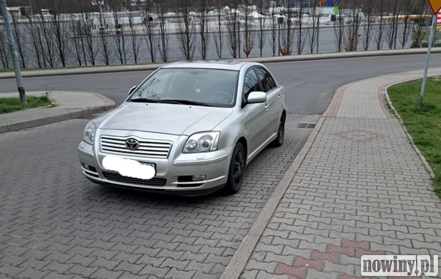 Zepsute auto blokowało wjazd na osiedle • Jastrzębie-Zdrój - Jastrzębie ...