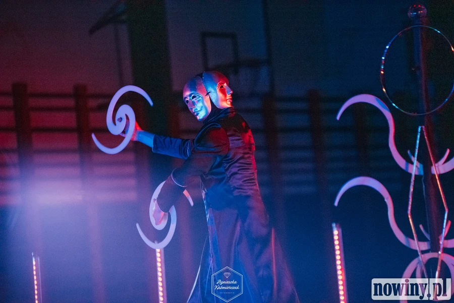 Finał Festiwalu Kuglarzy w SP28. Hipnotyzujący występ Shao [ZDJĘCIA ...